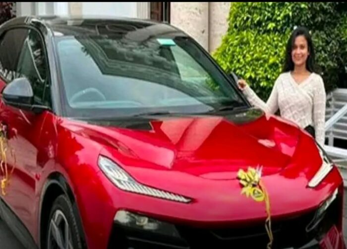 Hyderabad Women : అత్యంత ఖరీదైన కారు కొన్న హైదరాబాద్ మహిళ.. ఎన్ని ... Hyderabad Women : అత్యంత ఖరీదైన కారు కొన్న హైదరాబాద్ మహిళ.. ఎన్ని ...